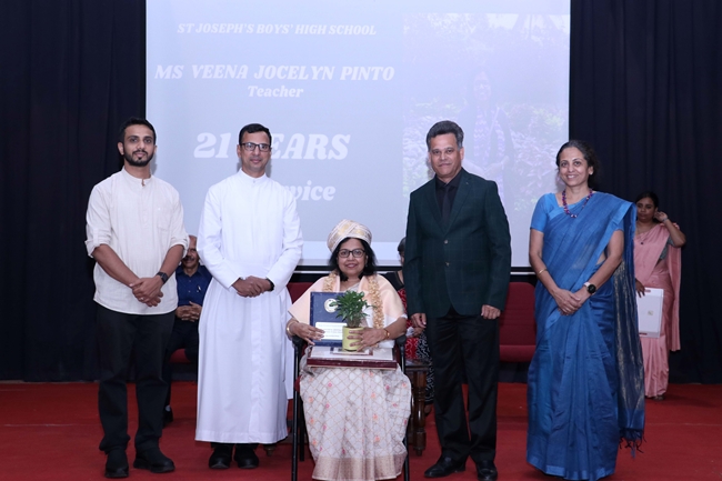 Felicitation of the retiring staff members